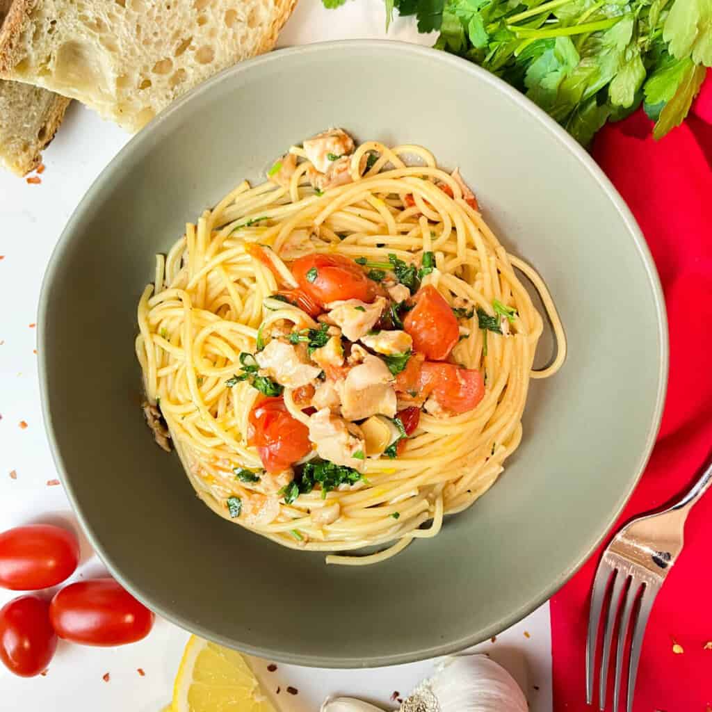 30-Minute Spaghetti with Canned Clams and Fresh Tomato Sauce ...