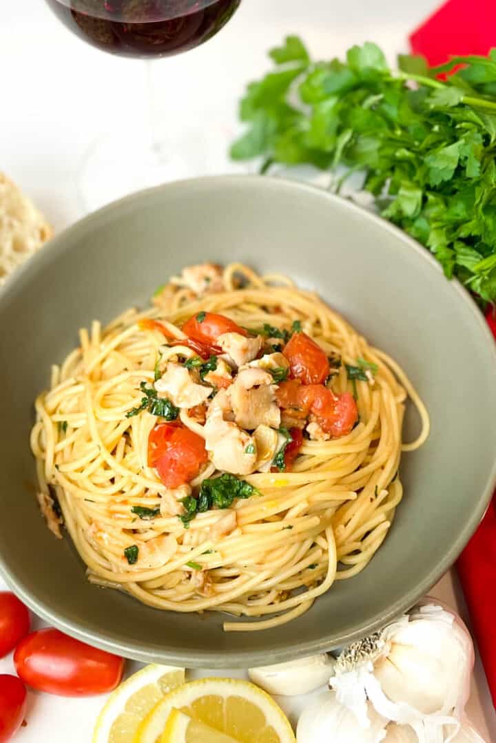 30-Minute Spaghetti with Canned Clams and Fresh Tomato Sauce ...