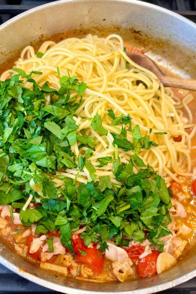30-Minute Spaghetti with Canned Clams and Fresh Tomato Sauce ...
